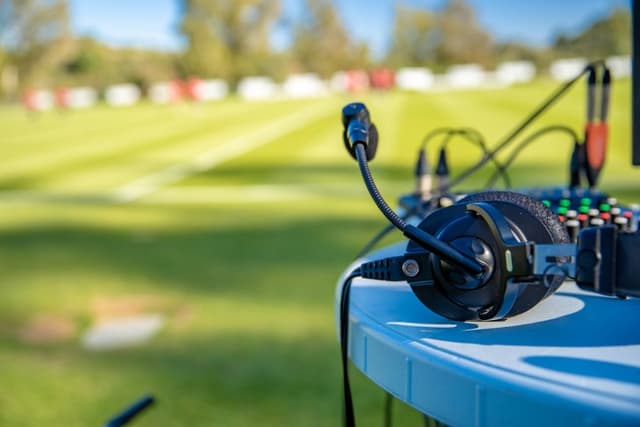 Famous Racecourse Commentators in the UK - Paddock Punter | Paddock Punter